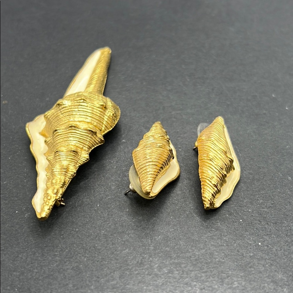 Rare Vintage Trifari Enamel Shell Brooch, Earrings - Gem